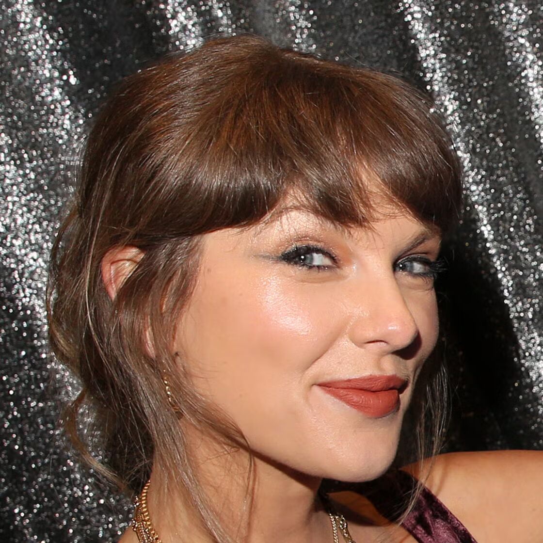 Taylor Swift Tampil dengan Gaun Tank Beludru Ralph Lauren